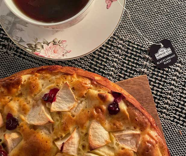 Easy-Breezy Apple Cake | AHMAD TEA USA